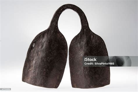 손으로 만든 아프리카 악기 황동 벨의 종류 흰색 배경에 고립 사진 이미지에 대한 스톡 사진 및 기타 이미지 사진 이미지 손