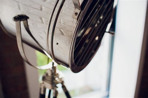 복사 공간 및 텍스트와 그런 지 벽 배경의 삼각대에 복고풍 스포트 라이트를 설정 0명에 대한 스톡 사진 및 기타 이미지 0명 Theatrical Performance