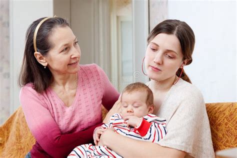 Reife Mutter Bittet Um Verzeihen Von Der Erwachsenen Tochter Stockbild