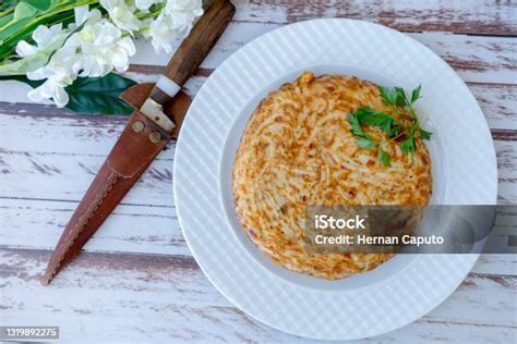 접시에 오믈렛과 전체 국수 오믈렛 공중 보기 풍경을 가져 가라 공간을 복사합니다 0명에 대한 스톡 사진 및 기타 이미지 0명