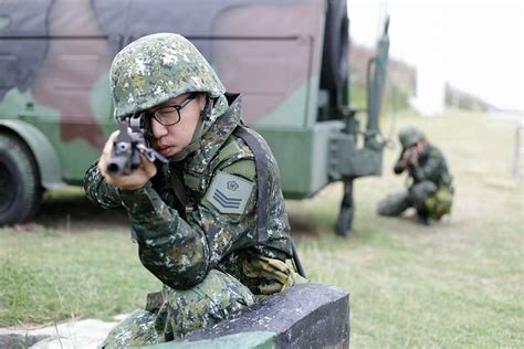 陸軍澎湖防衛指揮部 澎防部機步營為有效提昇官兵危安預警及應變處置能力，於日前實施營區安全防護演練，藉由反覆的操練各 Facebook