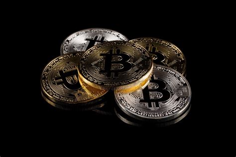 Bitcoin avança para máxima em três anos e chega aos R 100 mil no Brasil
