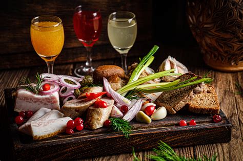 우크라이나어 스타일의 유럽 요리 수제 소시지 라드 빵의 고기 세트 나무 판에 있는 레스토랑에서 알코올 음료를 즐기며 요리를 제공합니다 배경 이미지 복사 공간 건강한 생활