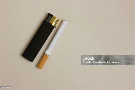 흰색 배경에 고립 된 검은 플라스틱 가스 라이터와 담배 건강에 해를 끼칩니다 담배 담배 및 폐 건강이없는 세계의 개념 위에서 볼