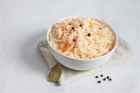 수제 소금에 절인 양배추 발효 식품 흰 배경에 흰 그릇에 당근을 곁들인 소금에 절인 양배추 건강한 생활방식에 대한 스톡 사진 및