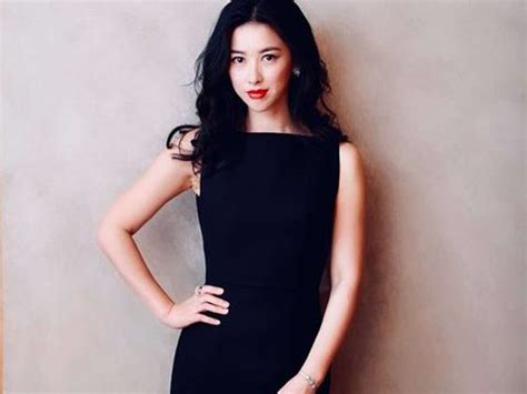 越简单越高级朱珠一条小黑裙随便穿出女人味不愧全球最美面孔 朱珠 黑裙 身材 新浪新闻