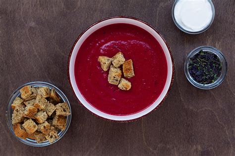 갈색 나무 배경에 흰색 크림과 크루통을 곁들인 비트 뿌리 크림 수프 그릇 건강한 식이 점심 플랫 레이 상단 보기 야채 수프 0명에 대한 스톡 사진 및 기타 이미지 Istock