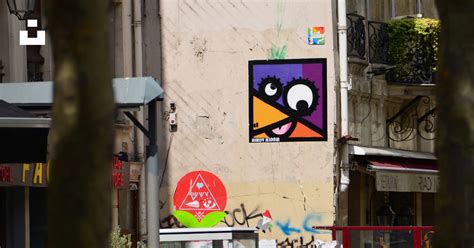 흰 벽에 흰색과 파란색 간판 사진 Unsplash의 무료 파리 이미지