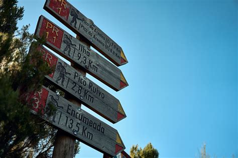 트레일 표지판은 낮 시간 동안 경치 좋은 야외 환경에서 인근 위치까지의 거리를 나타냅니다 0명에 대한 스톡 사진 및 기타 이미지 0명 건강한 생활방식 경관 Istock