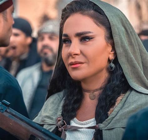إطلالة ديمة قندلفت بـالعربجي ترند في عالم المكياج فوشيا