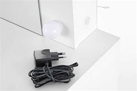 Бяла тоалетка с чекмеджета и Led осветление Grandecor