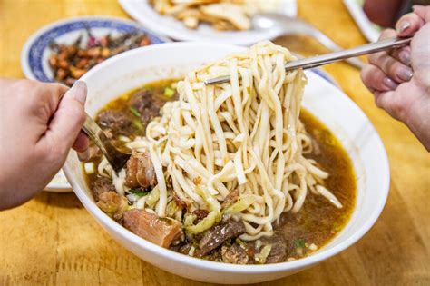 南投縣埔里鎮亞標小吃部｜大碗牛肉麵根本家庭號！鄉民們推薦大份量沙茶牛肉麵美食walkerland窩客島