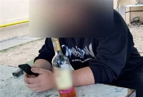 Elev prins în timp ce consuma o sticlă de vin la școală educatieprinlectura ro