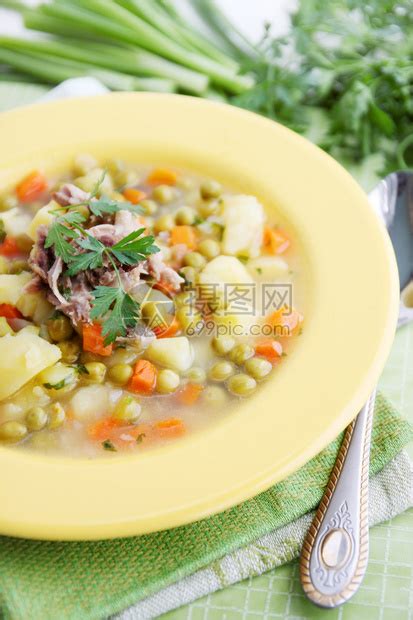 新鲜青豆和香草热汤高清图片下载 正版图片503341795 摄图网