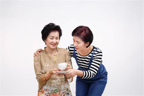 고위 여자와 그녀의 딸 다루어 흰색 배경에 고립 된 차를 마시는 2명에 대한 스톡 사진 및 기타 이미지 2명 가정 생활
