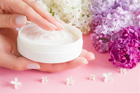 영 완벽 한 여자의 손을 잡고 고 보습 크림을 사용 하 여 신랑 손톱에 대 한 조심 하 고 깨끗 한 부드러운 부드러운 피부 신선