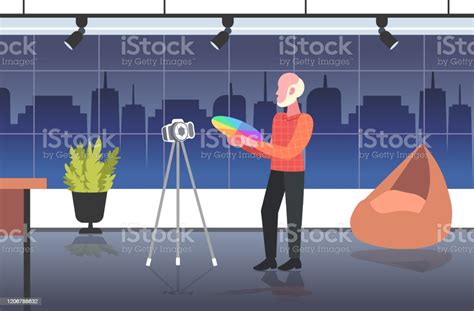 남자 디자이너 들고 컬러 팔레트 샘플 블로거 기록 온라인 비디오 와 디지털 카메라 에 트리플로드 소셜 네트워크 블로깅 개념 현대