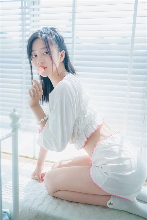 年年《吃棒棒糖的少女》 1335