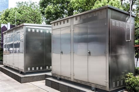 도시의 야외 전기 컨트롤 박스 프리미엄 사진