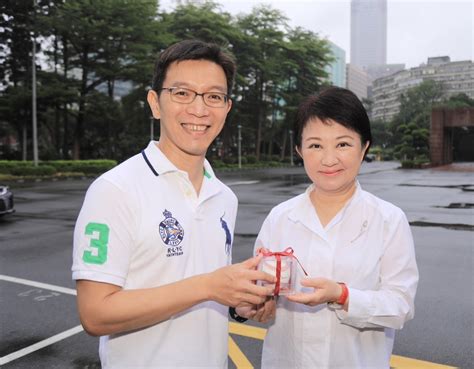 幸運得主現身！盧市長親送李維拉簽名球