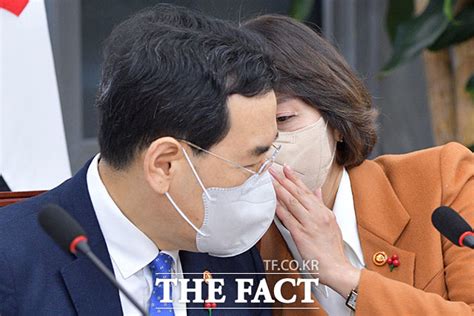 귀엣말 나누는 이창양 이영 장관 포토 포토 기사 더팩트