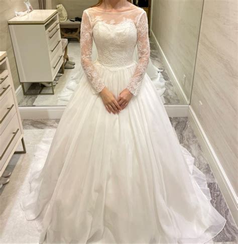 「シンプルで美しいドレス」ヴァレリア 袖ありタイプのドレスを探していて、2回目の試着の際 口コミ・評判 Four Sis ＆ Co