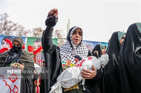 نوشته جالب روی دست یک دختر بسیجی؛ صلی علی سِترکه ببینید