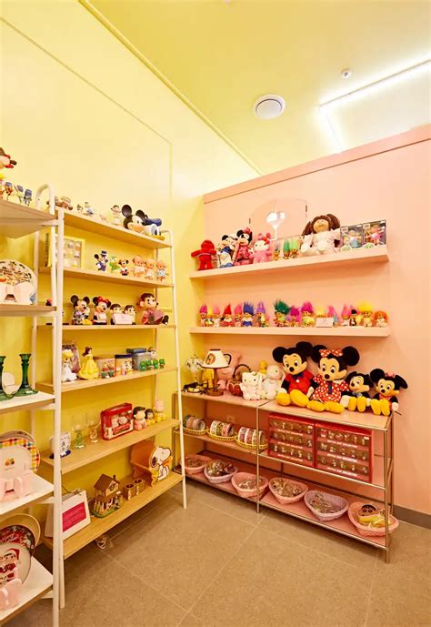 옐로우and핑크 컬러로 키치하게 꾸민 캐주얼 10평 소품샵 인테리어 인천 서구