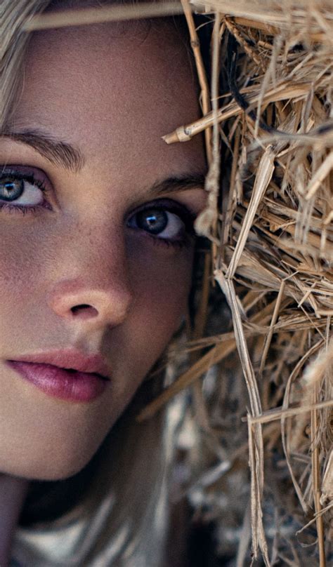 Download Wallpaper Photo Looking At Viewer Freckles Face Straight