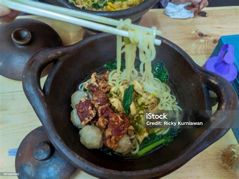 일반적으로 미에 아얌이라고 불리는 인도네시아 전통 음식에 발톱 만두 맛있는 스킨 칩을 얹은 점토 접시에 제공됩니다 건강한 생활