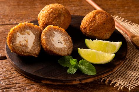 감자 Kibbeh 감자로 만든 중동 다진 마른 커드 밀 튀김 간식 또한 브라질에서 인기 파티 요리 0명에 대한 스톡 사진 및