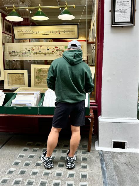 從小到大被笑五短身材小時候會有點不開心長大以後漸漸的學會愛自己的身體倒也不覺得有什麼好不開心的粗短腿好像也蠻吃香的 愛自己