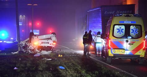 Auto Belandt Op De Kop Na Botsing Met Vrachtwagen L1 Nieuws