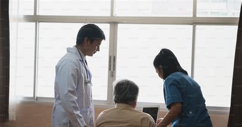 건강 보험 개념 전문 의사의 건강 검진 및 간호사의 지원을 위해 병원에 거주하는 노인 환자 노인을위한 의학 건강 관리 사진 Unsplash의 건강 검진 이미지