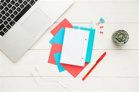 Schreibtisch Mit Notebook Modell Kostenlose Foto