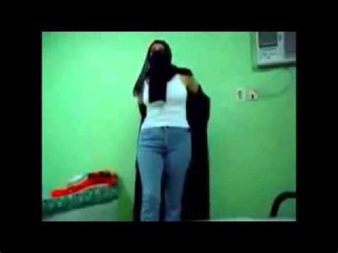 شاهد قبل الحذف منقبه تخلع ملابسها جسم ناااار Youtube