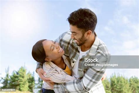 하늘 다양성 자연 커플이 함께 야외 양질의 시간 하이킹 모험 또는 숲 유대 여행을 하며 포옹합니다 흑인 여성 남성 또는 재미에