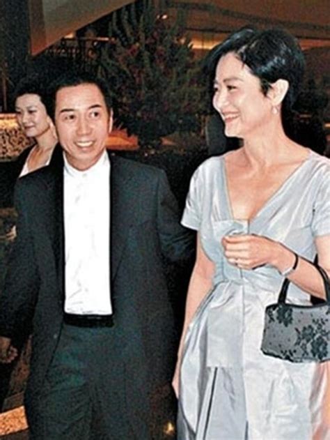 林青霞与17岁女儿逛街，女儿露肚脐炫腹却难挡赘肉，长相像爸爸