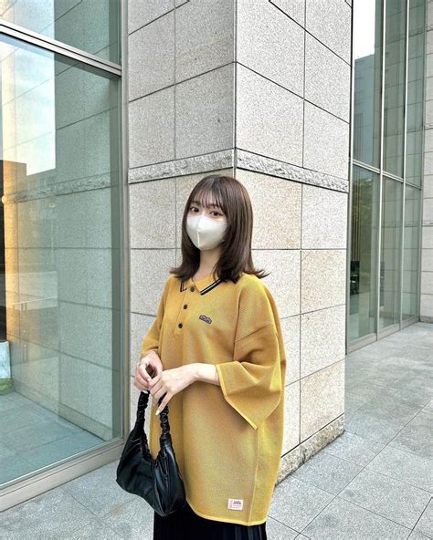 Ayanaさんのインスタグラム写真 Ayanainstagram「🧡🪟 ⁡ めずらしくオレンジがポイントのコーデ！ ⁡ 着てみると意外