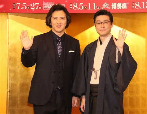 ＜歌舞伎「刀剣乱舞 東鑑雪魔縁」制作発表＞カメラに手を振る（左から）脚本の松岡亮氏、尾上松也、尾上菊之丞 スポニチ Sponichi