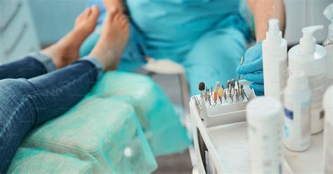 의료 페디큐어 현대 도구의 초상화를 닫습니다 의사 캐비닛의 척추 지압사와 환자 근처 테이블에 서 전자 기계 사진 Unsplash의 고객 이미지