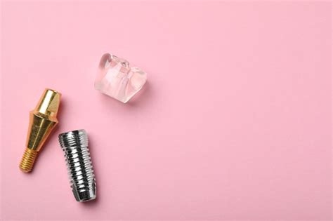 분홍색 배경에 치과 임플란트의 일부 플랫 레이 텍스트를 위한 공간 0명에 대한 스톡 사진 및 기타 이미지 0명 건강관리와