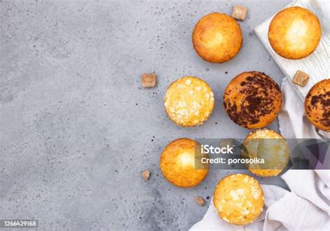 회색 배경에 무너져 토핑 홈 메이드 맛있는 머핀과 머핀 맨 위 보기입니다 갈색에 대한 스톡 사진 및 기타 이미지 갈색