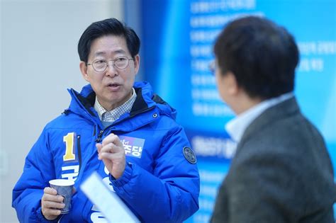 기자와 인터뷰 중인 양승조 더불어민주당 충남 홍성·예산 오마이포토