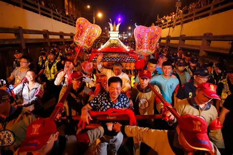 大甲媽遶境進香午夜場來了！凌晨130通過民生地下道 民眾拍手歡呼：我愛大甲媽
