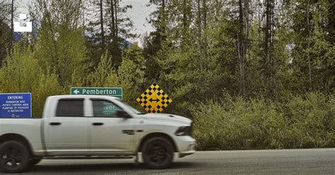 뒷면에 노란색 표지판이 있는 흰색 트럭 사진 Unsplash의 무료 트럭 이미지