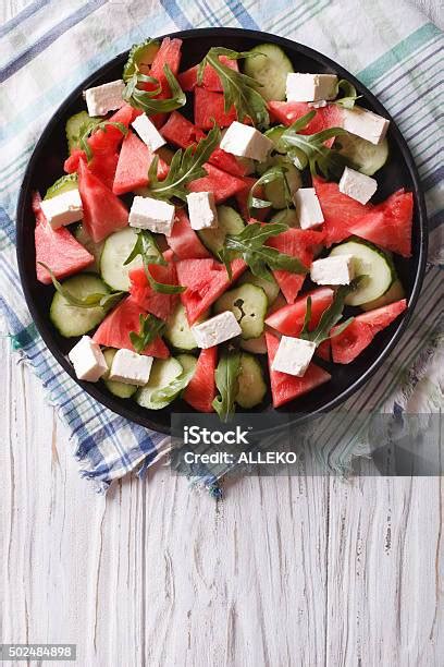 샐러드 수박 페타치즈 Arugula 수직타입 상단 보기 수박에 대한 스톡 사진 및 기타 이미지 수박 오이 페타 치즈