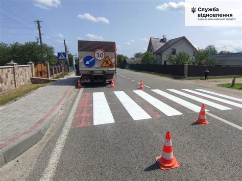 На дорогах Прикарпатті встановлюють нові дорожні знаки та оновлюють