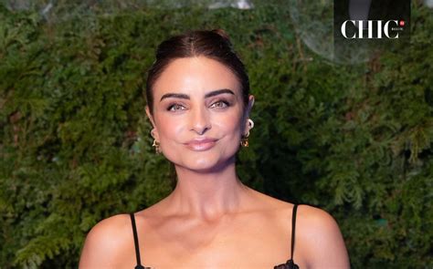 Aislinn Derbez Combina El Vestido Lencero Con Corsé