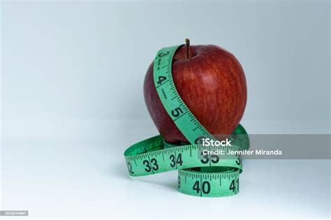 흰색에 고립 된 측정 테이프와 흐릿한 빨간 사과 다이어트 개념 0명에 대한 스톡 사진 및 기타 이미지 0명 가냘픈 개념 Istock